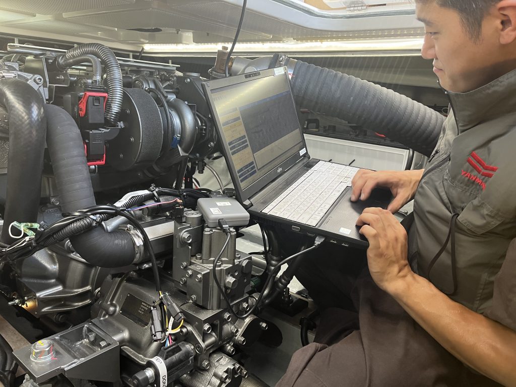 EX28C 大漁旗を掲げ進水 ｜ ヤンマーマリンブログ